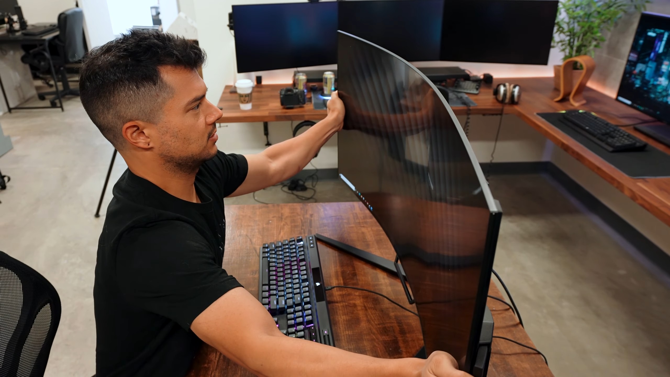 Pogledajte kako izgleda savitljivi gaming monitor Corsair Xeneon Flex ...